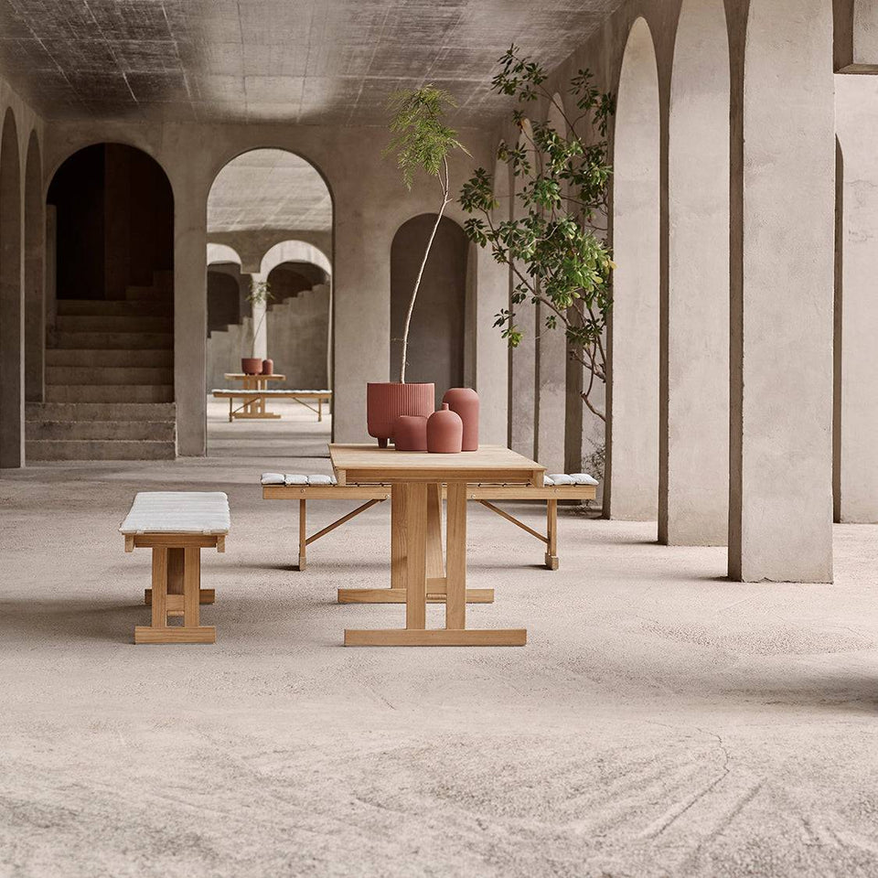 BM1871 Outdoor Bench by Carl Hansen | Shop at Skandium London